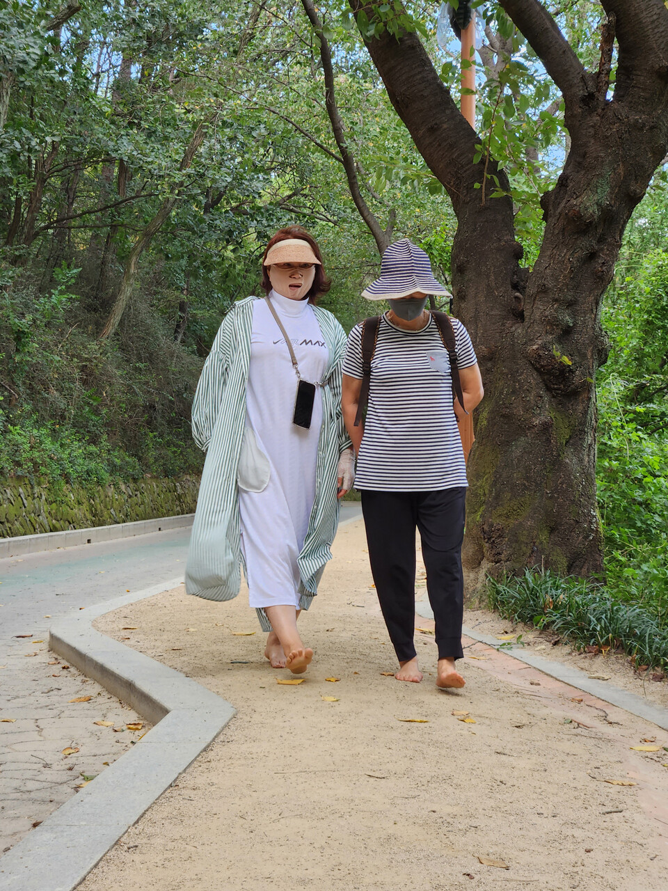 난치성 질환 '이명'도 고쳐…‘오장육부 튼튼’ 맨발 걷기의 힘