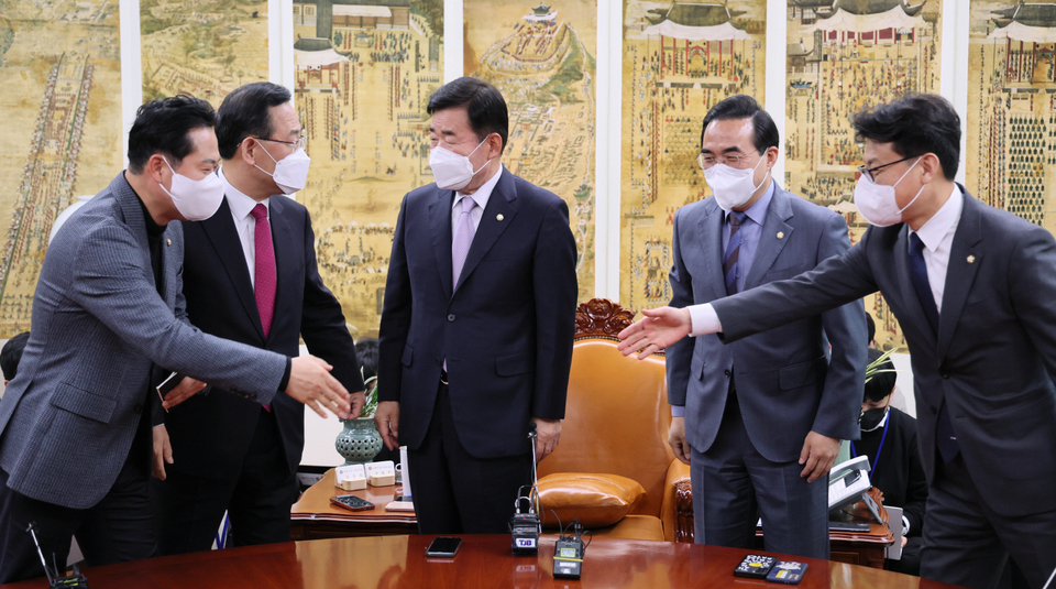 주호영 “예산안 처리 후 국조 협의” 박홍근 “전향적 평가”