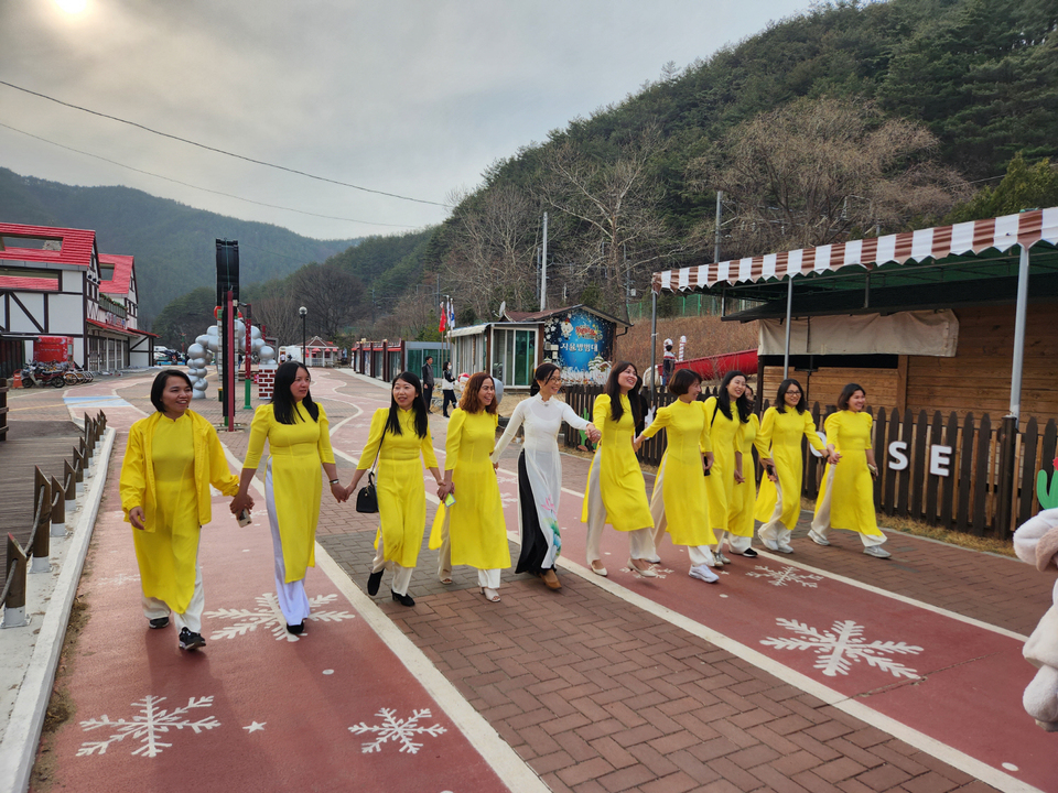 '봉화 곳곳 둘러보며 문화교류'…봉화군, 국내 베트남 다문화인 초청행사