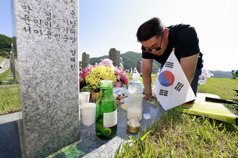 [포토] "잊지 않겠습니다"…현충일 맞아 호국원 찾은 시민들