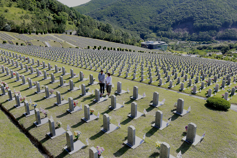 [포토] "잊지 않겠습니다"…현충일 맞아 호국원 찾은 시민들