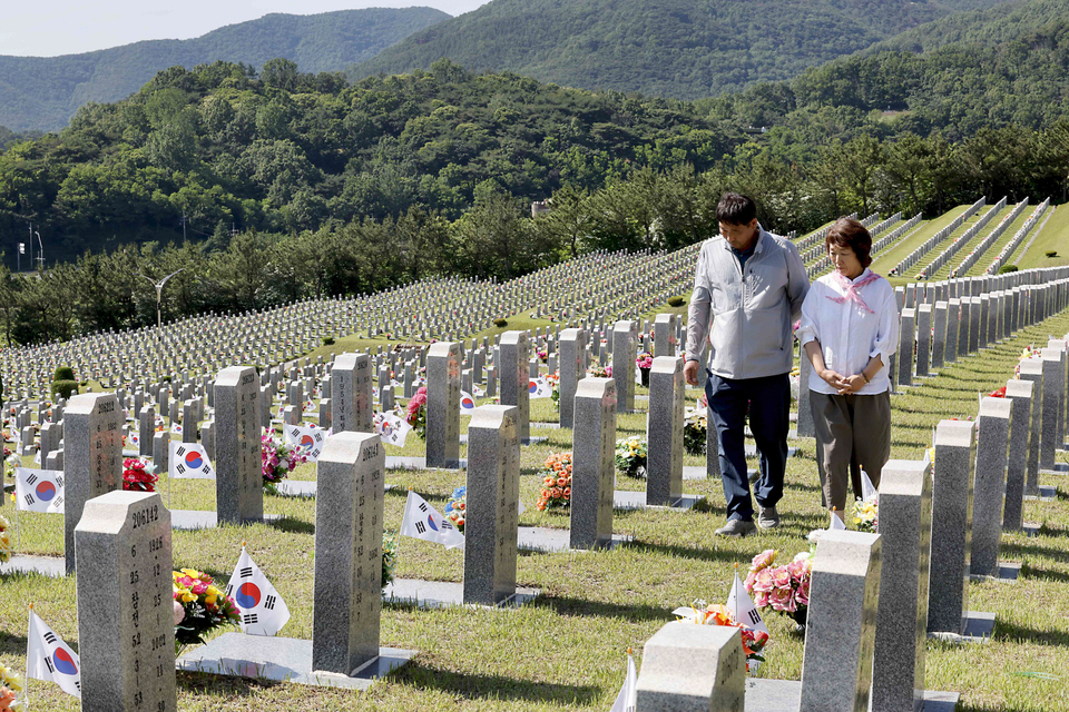 [포토] "잊지 않겠습니다"…현충일 맞아 호국원 찾은 시민들