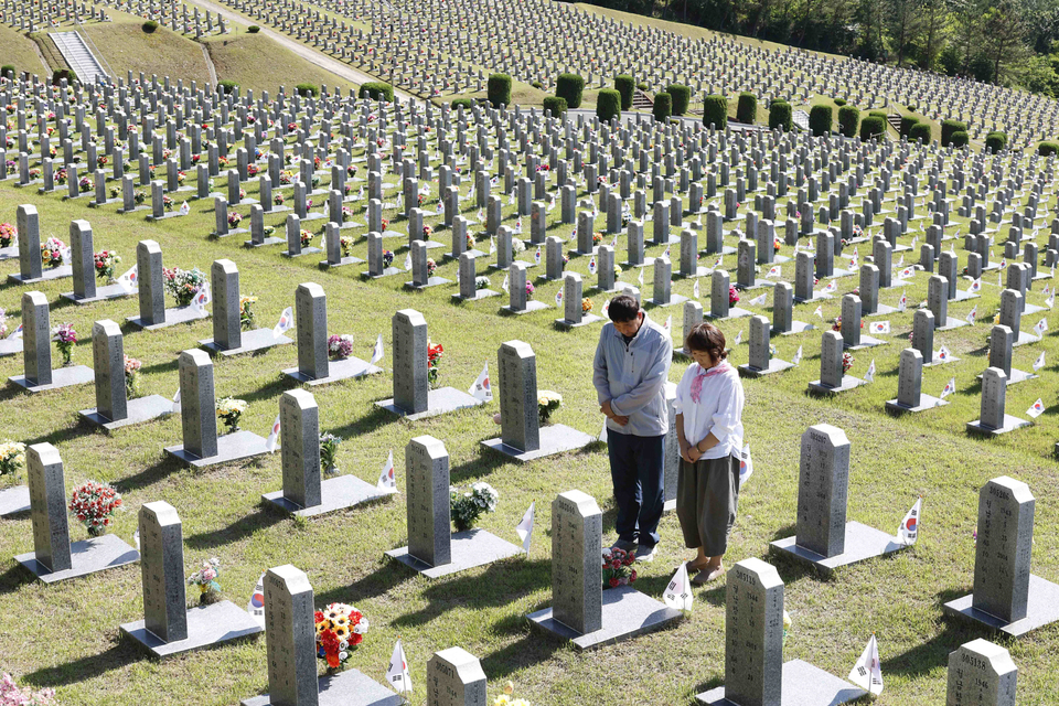 [포토] "잊지 않겠습니다"…현충일 맞아 호국원 찾은 시민들