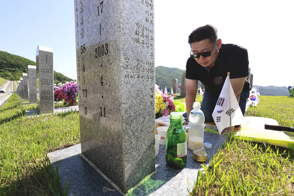 [포토] "잊지 않겠습니다"…현충일 맞아 호국원 찾은 시민들