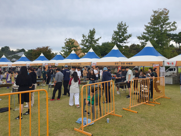 군위축협, 삼국유사 테마파크 바베큐축제장 홍보행사 '호응'
