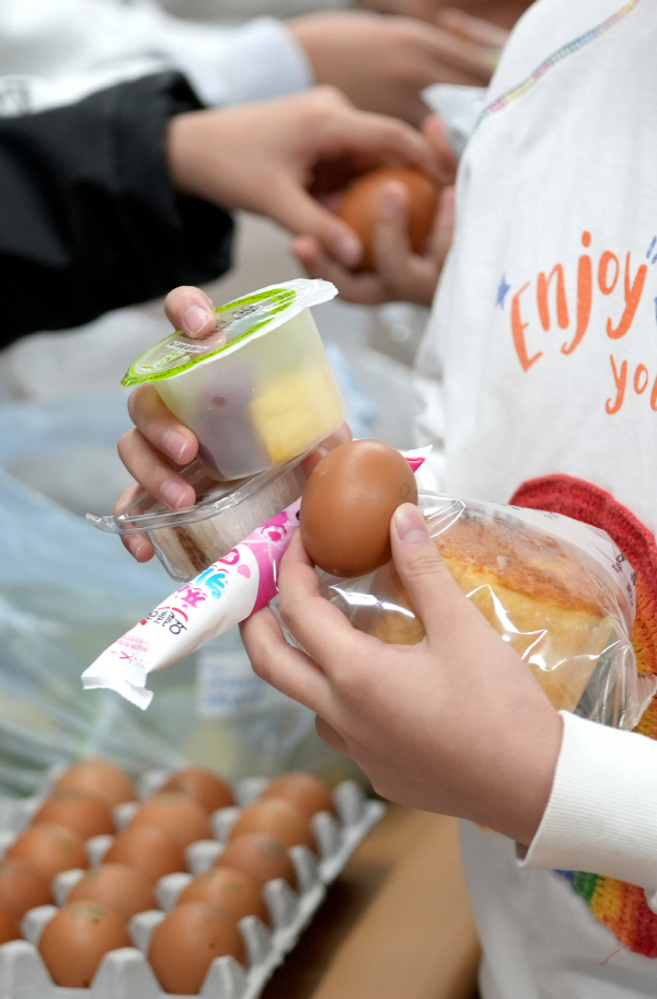 [포토] "오늘은 밥 대신 빵·계란 먹어요"