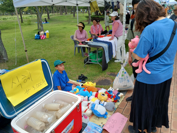 “도심 속 따뜻한 나눔의 장”…경주시민 사랑나눔 벼룩장터 성황